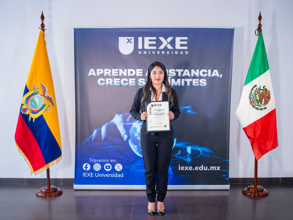 Se entregaron títulos a egresados en Ecuador - IEXE Universidad