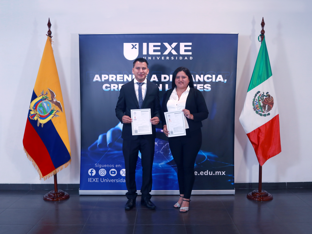Se entregaron títulos a egresados en Ecuador - IEXE Universidad
