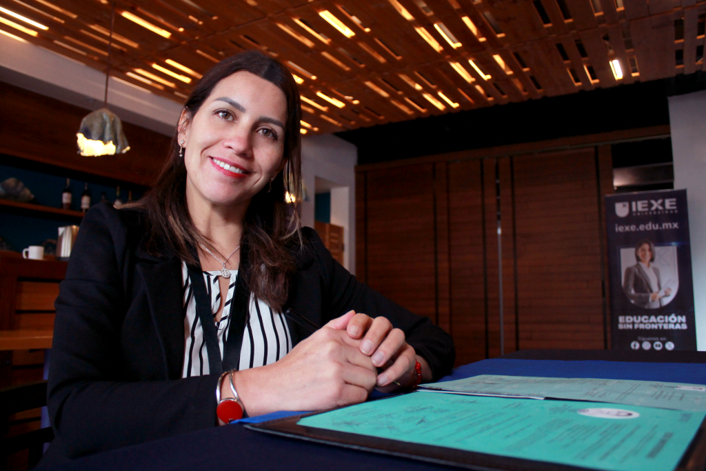 Egresados ecuatorianos firman actas de grado - IEXE Universidad